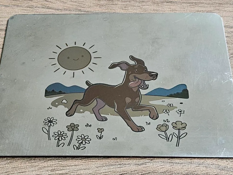 Металлическая карточка с лазерной цветной гравировкой счастливой собаки ...