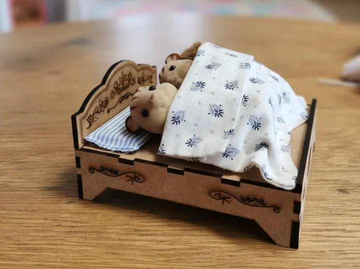 Doll House King Size Bed 1:16 Scale suitable for Sylvanian Families ...
