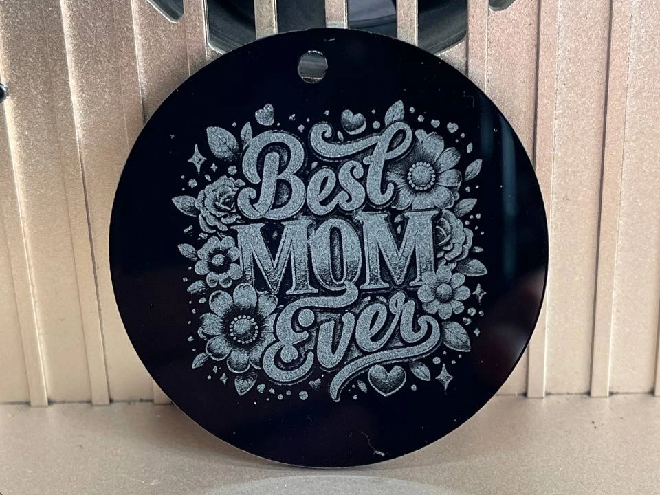 Runder Acryl Anhänger mit Blumenmotiv und Best Mom Ever Schriftzug ...