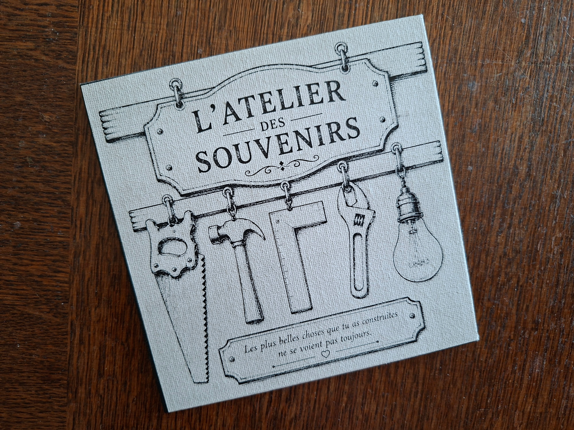 Tableau mural L'Atelier des Souvenirs avec illustration d'outils de ...