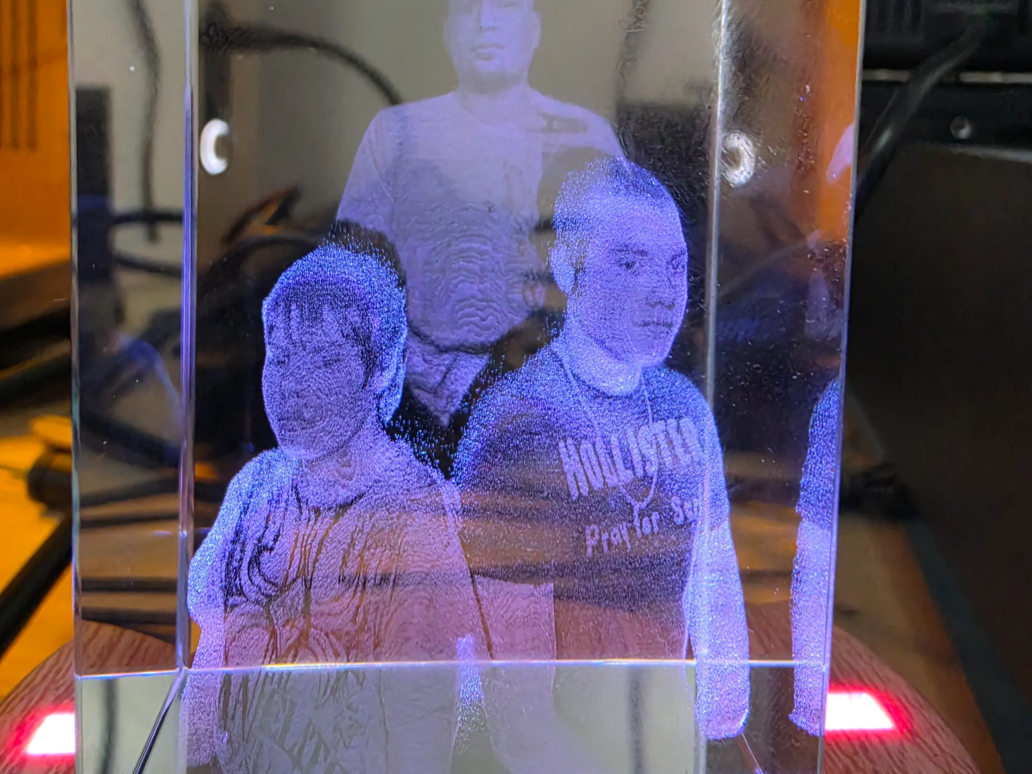 Three-dimensional portrait crystal block with family figures | Free ...